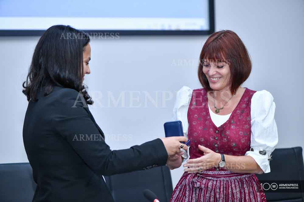 The Aurora Mardiganian Medal Awarded to Armenologist Jasmine Dum-Tragut - Universität Salzburg