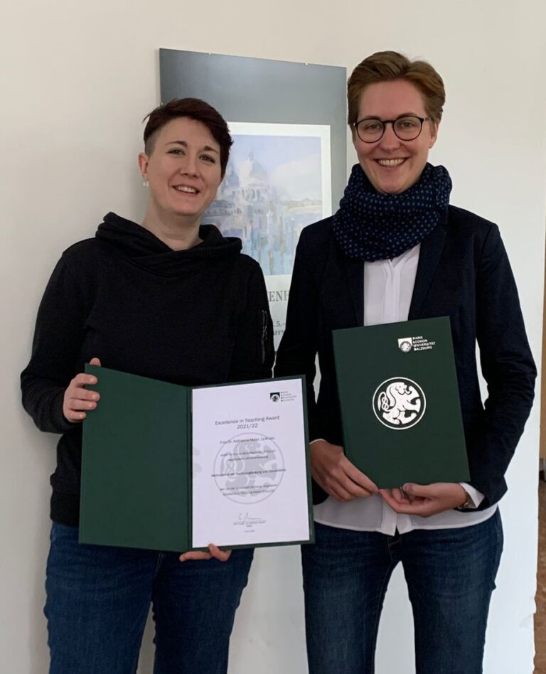 Excellence in Teaching Award 2021/22 der PLUS an Katharina Maier und ...