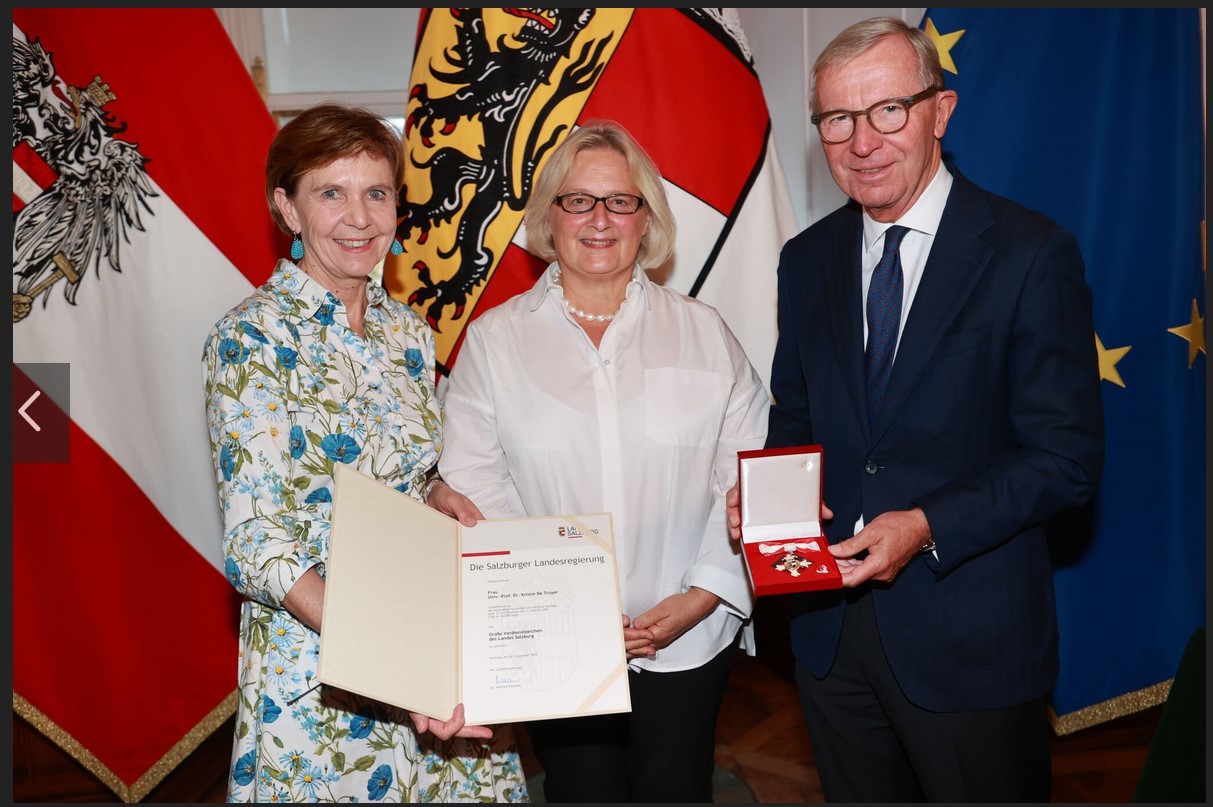 Univ.-Prof. Dr. Kristin De Troyer mit dem Großen Verdienstzeichen des ...